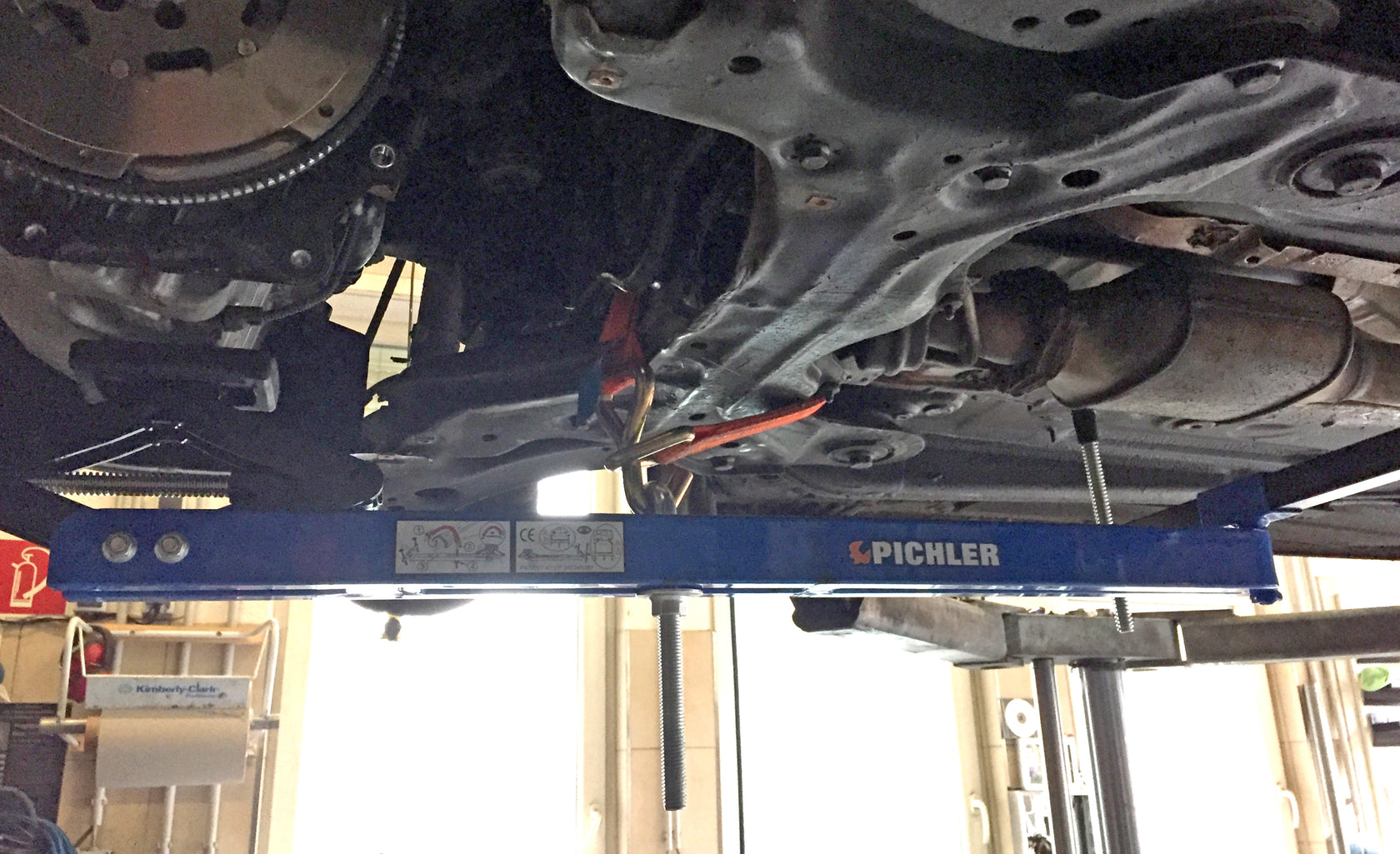 Universal under vehicle engine and gearbox support – PICHLER Tools US