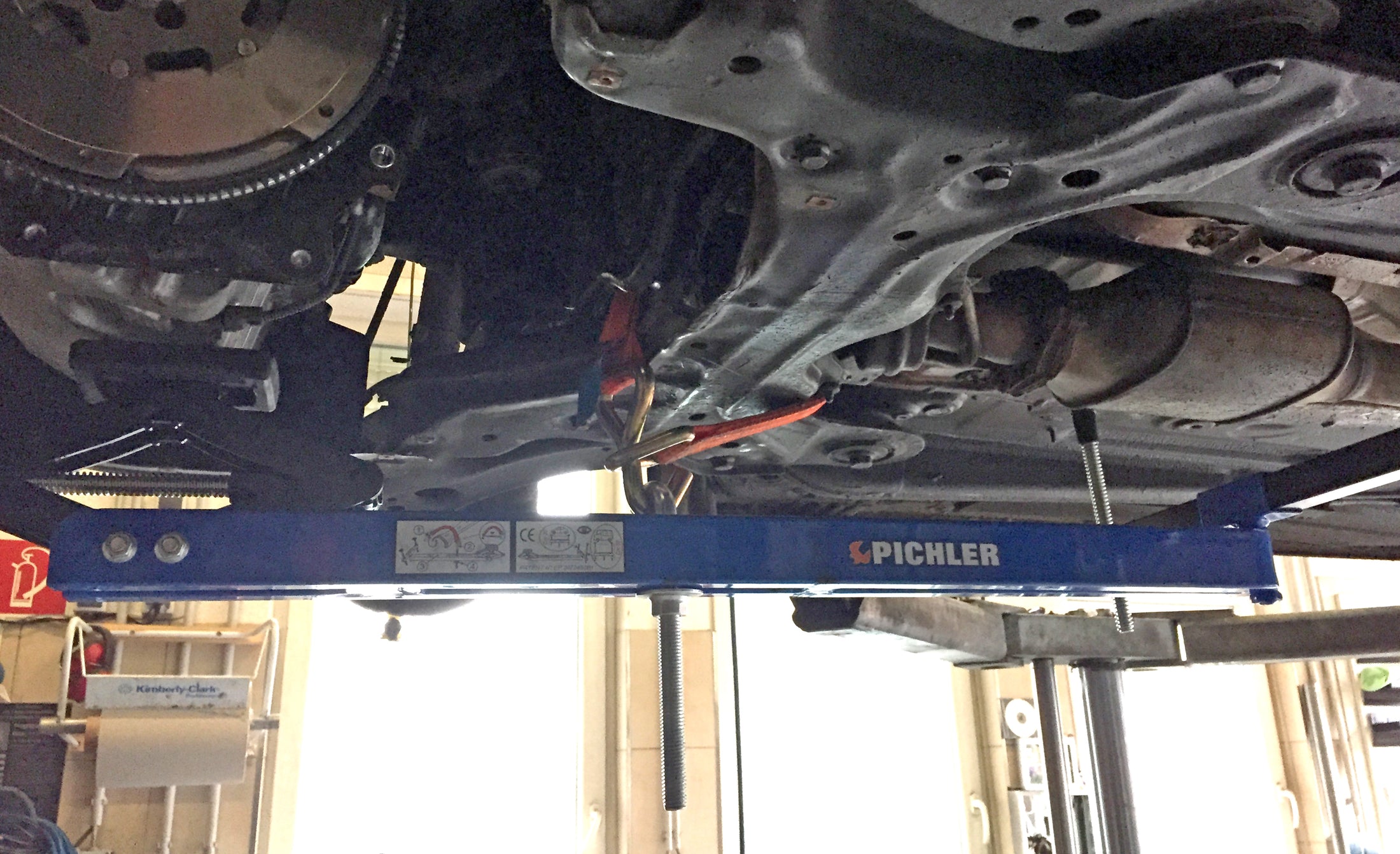 Universal under vehicle engine and gearbox support – PICHLER Tools US